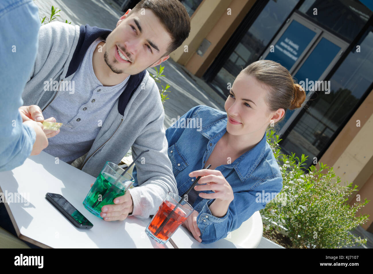 friends drinking lunch outdoors party Stock Photo - Alamy