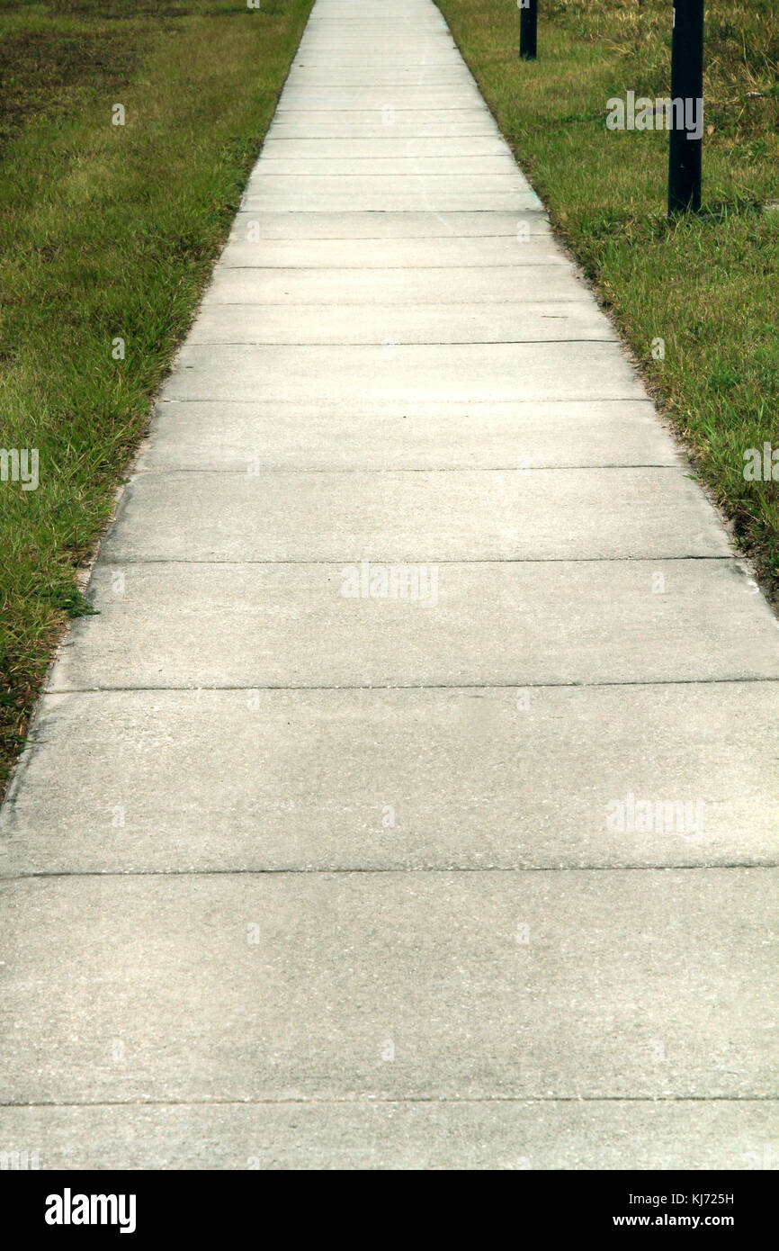 Side straight ground hi-res stock photography and images - Alamy