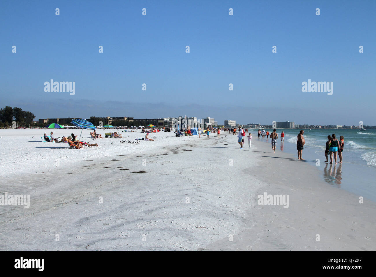 View of a white sandy beach at Siesta Beach, Florida Stock Photo - Alamy