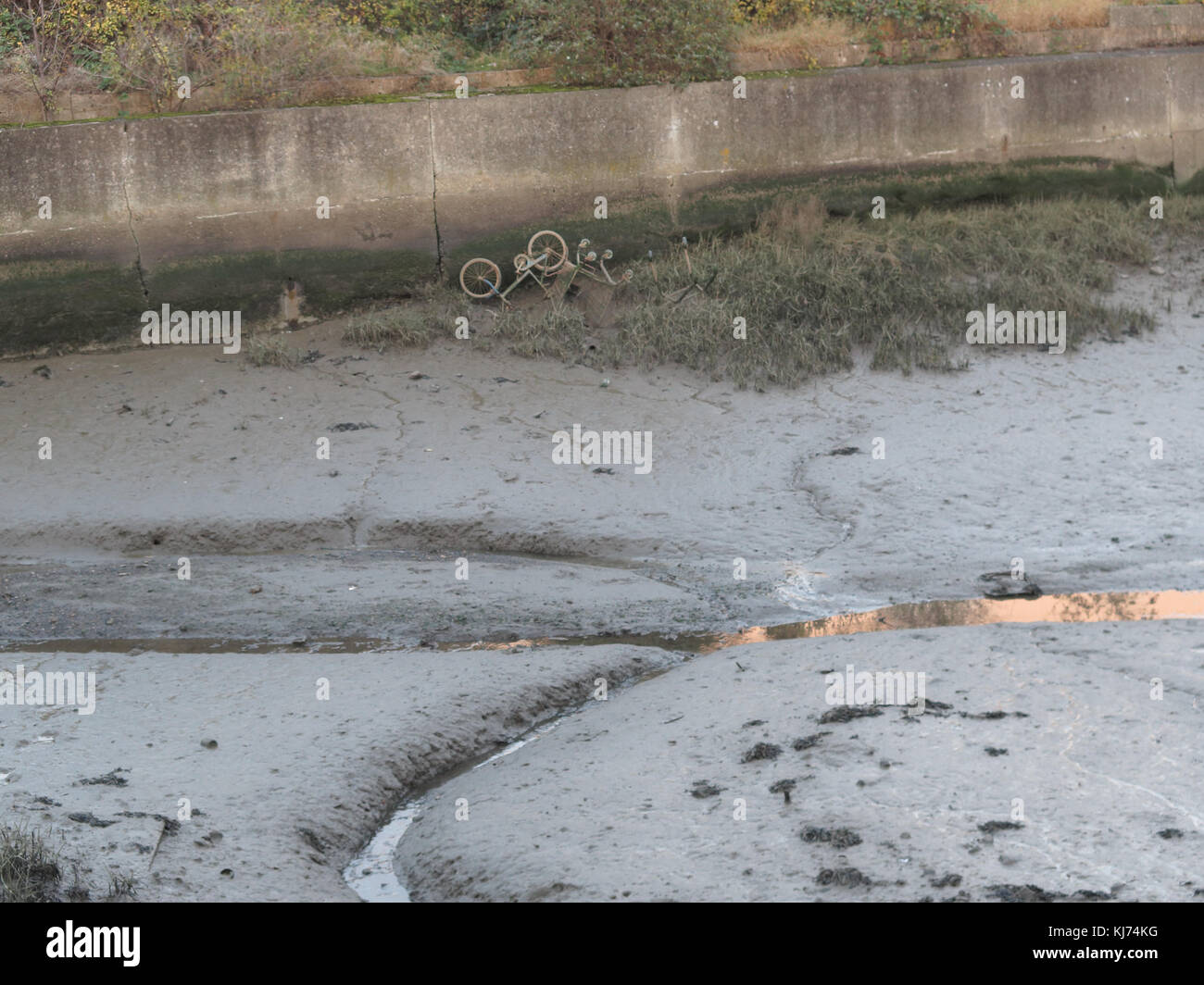 Drainage outfall stream Strood Stock Photo - Alamy