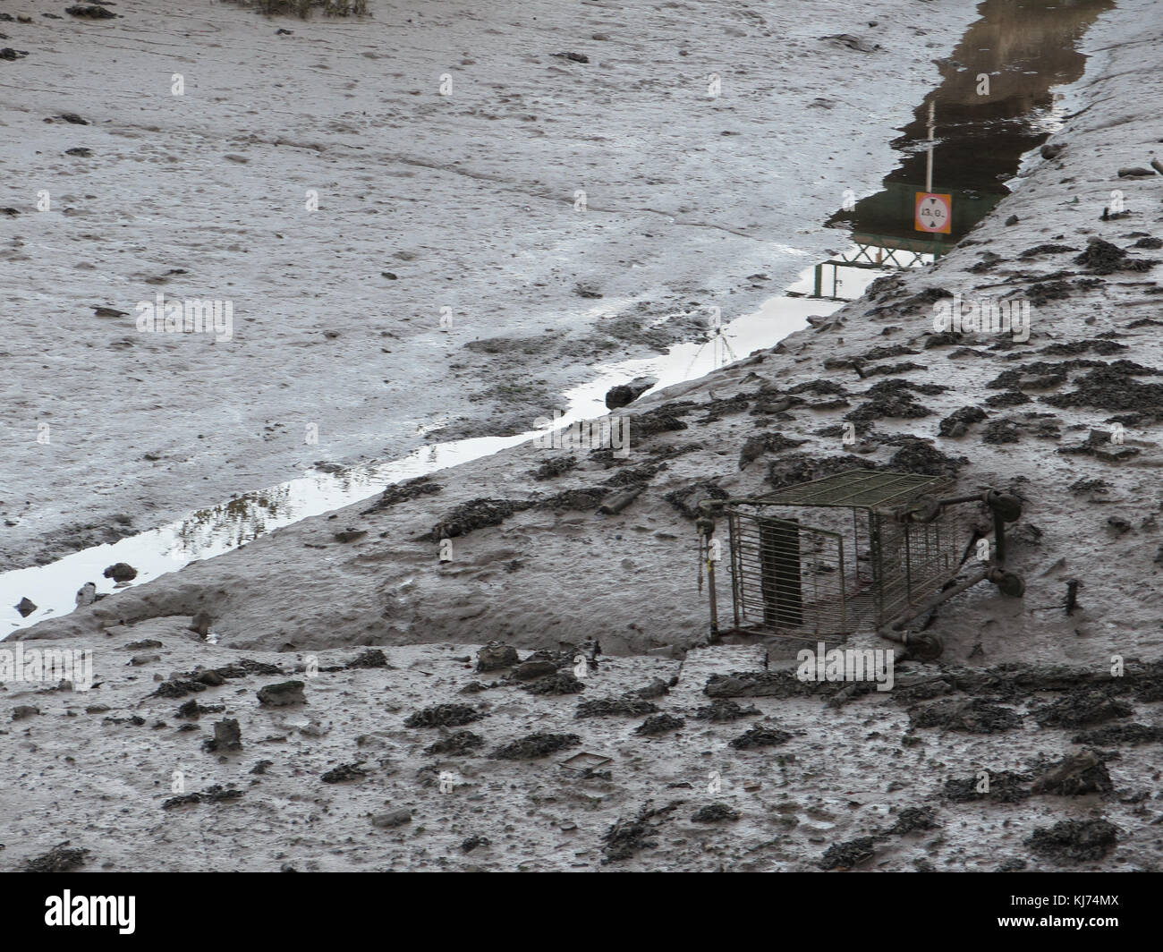 Drainage outfall stream Strood Stock Photo - Alamy