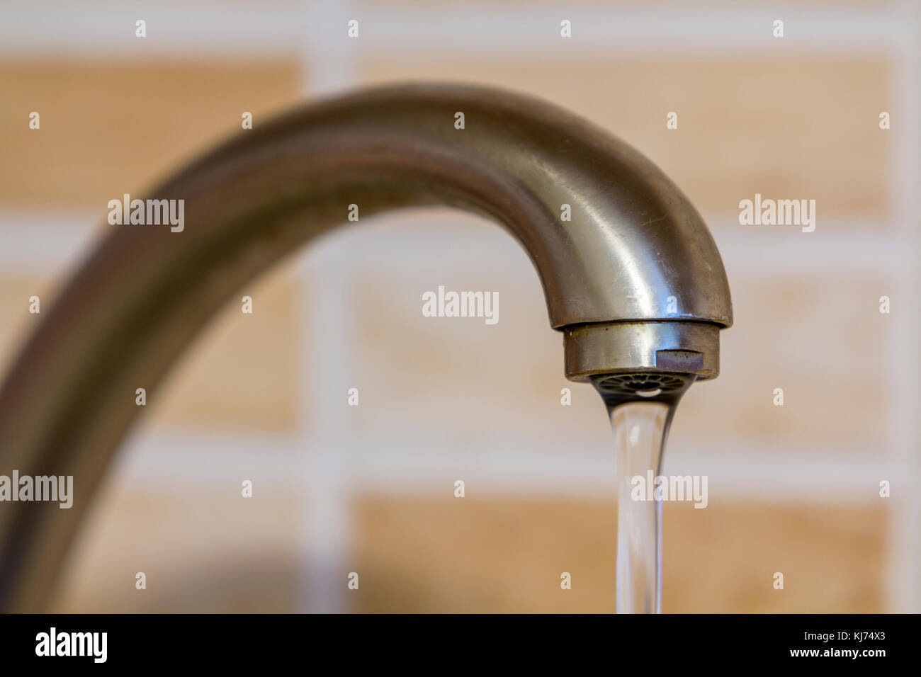 Water flowing from the faucet in the kitchen Stock Photo - Alamy