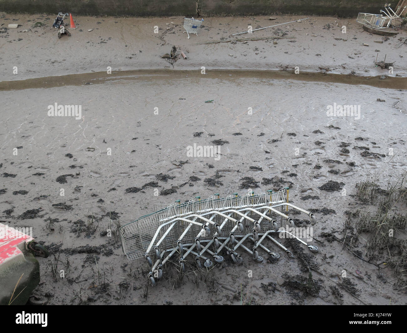 Drainage outfall stream Strood Stock Photo - Alamy