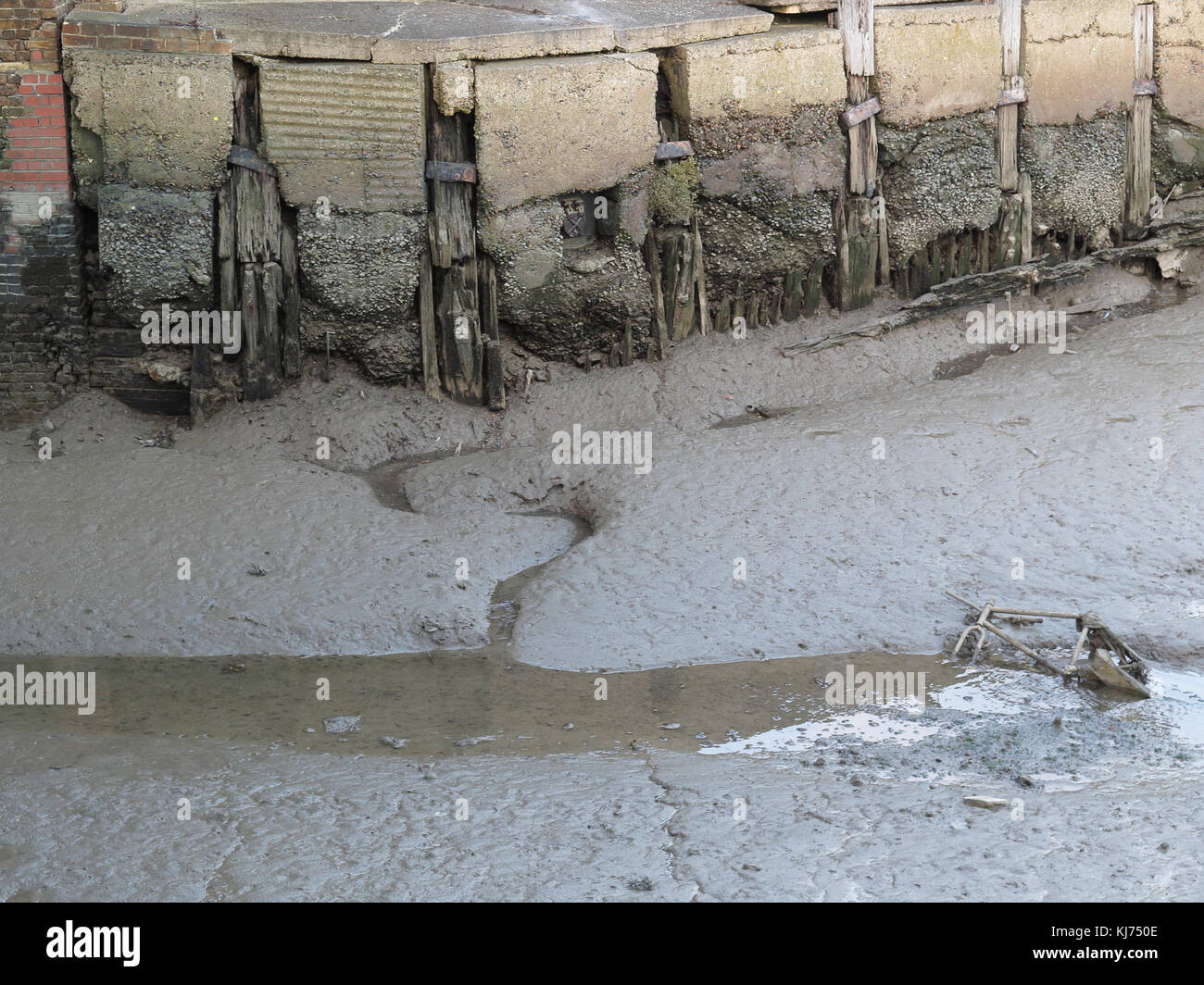 Drainage outfall stream Strood Stock Photo - Alamy