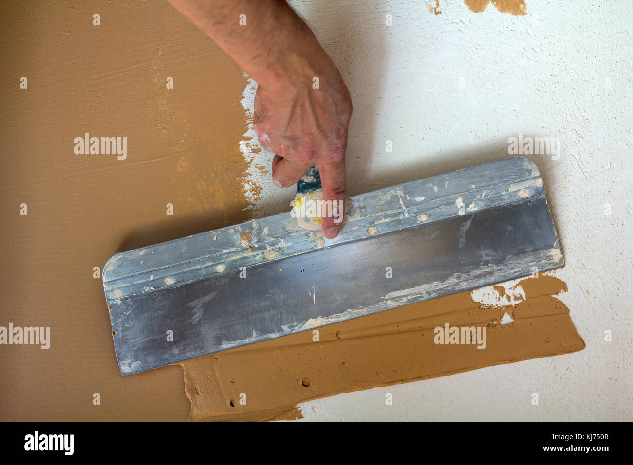 Renovation workers hand plastering the wall Stock Photo - Alamy