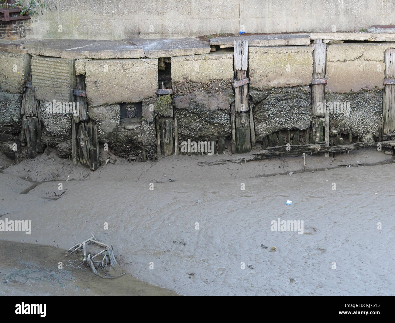 Drainage outfall stream Strood Stock Photo - Alamy
