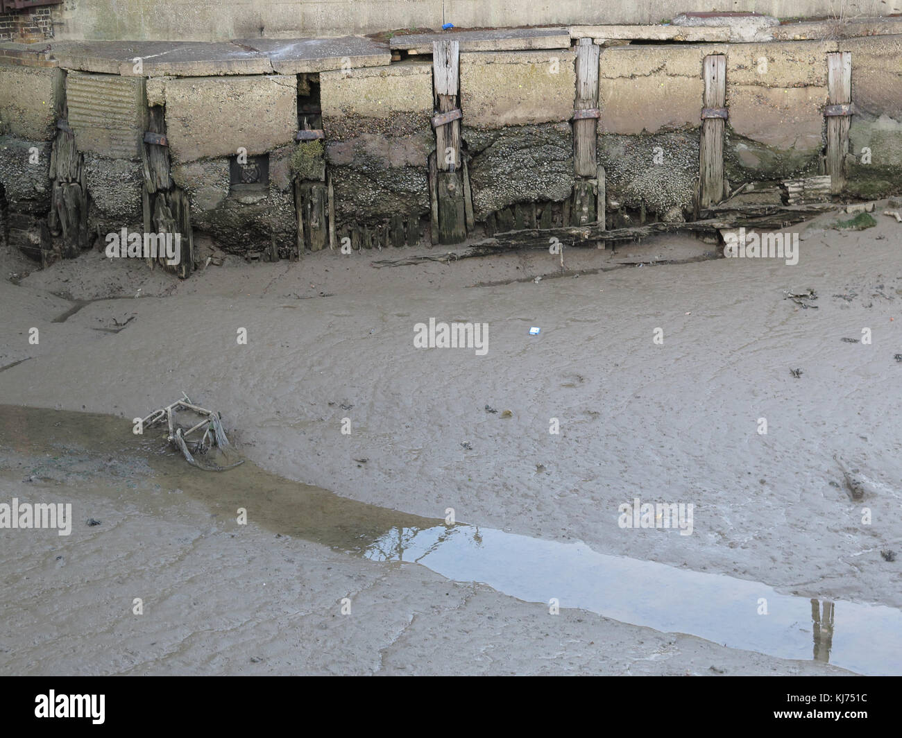 Drainage outfall stream Strood Stock Photo - Alamy