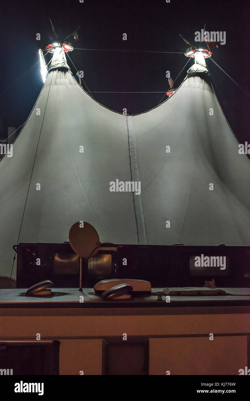 Circus dome hi-res stock photography and images - Alamy