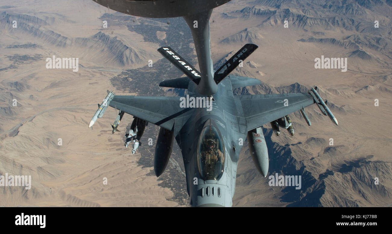 F-16 Fighting Falcon Refueling Stock Photo - Alamy