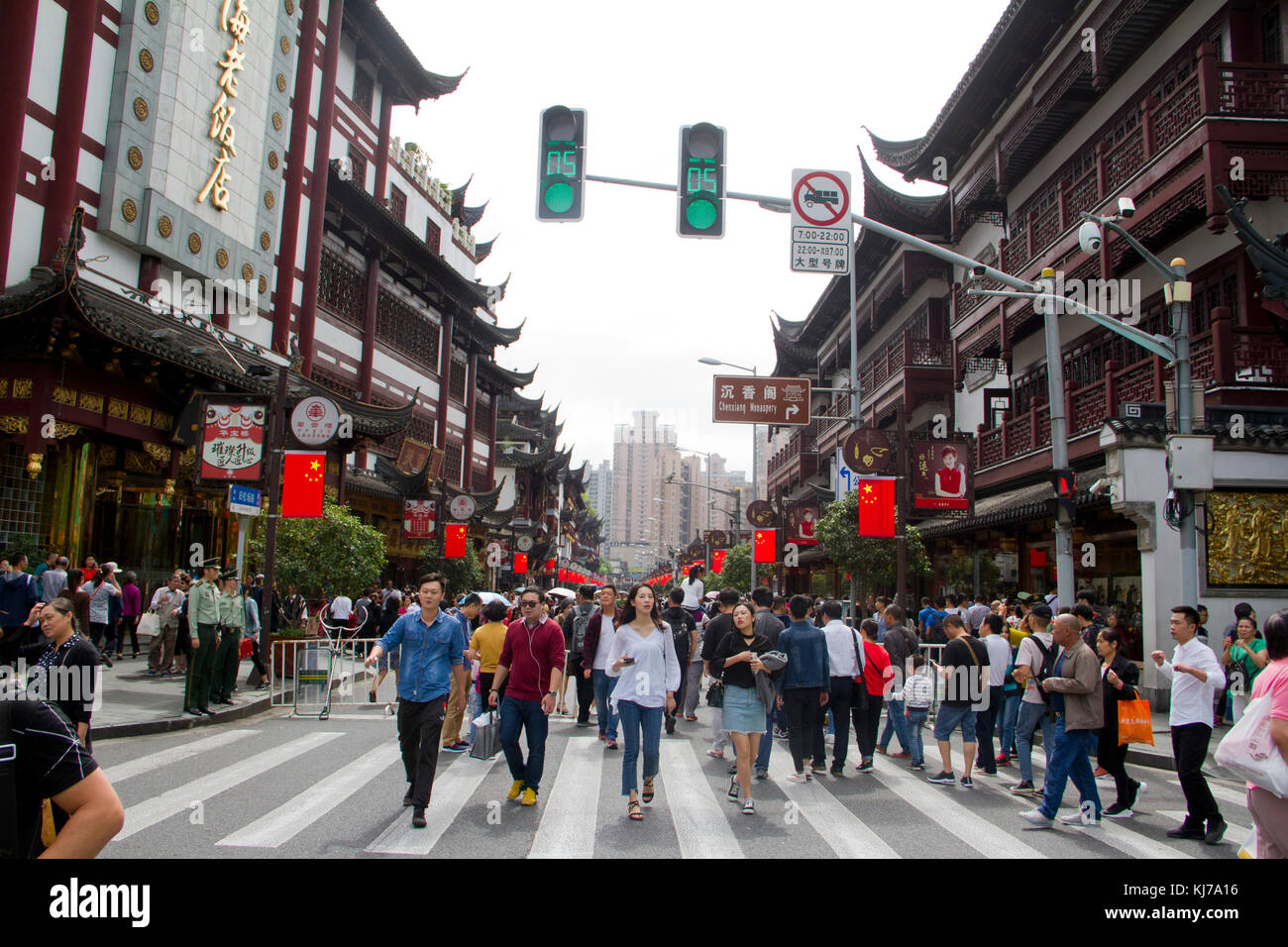 People walk through the Yuyuan Gardens section of Shanghai, China Stock ...
