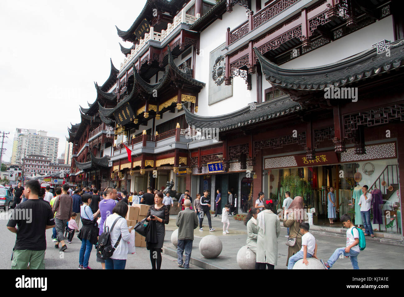 People walk through the Yuyuan Gardens section of Shanghai, China Stock ...