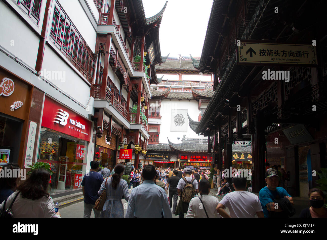 People walk through the Yuyuan Gardens section of Shanghai, China Stock ...