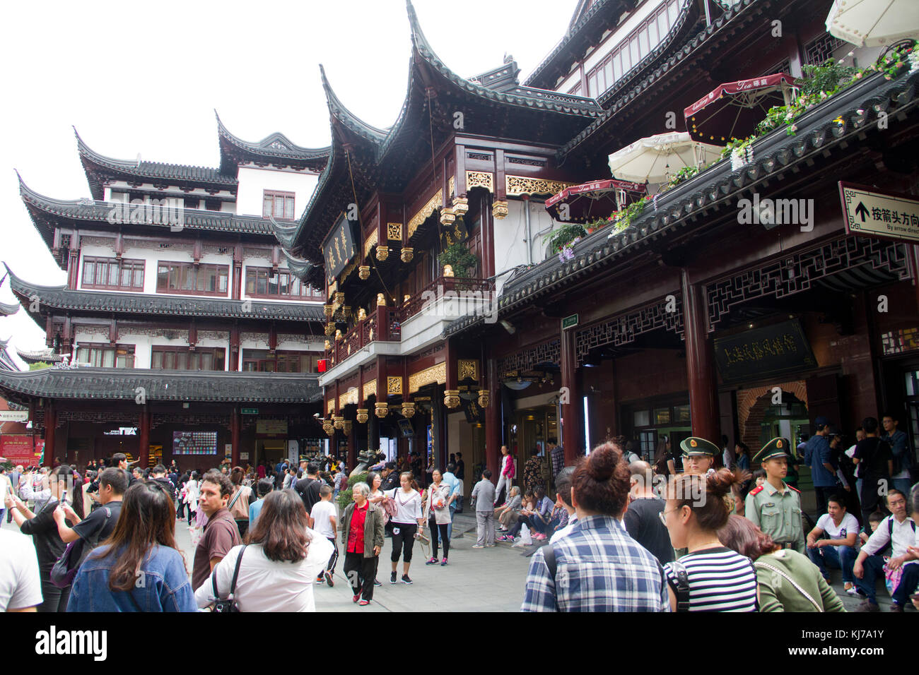 People walk through the Yuyuan Gardens section of Shanghai, China Stock ...