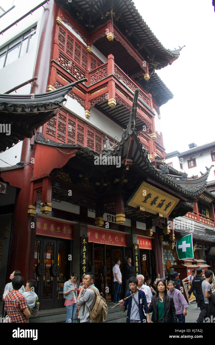 People walk through the Yuyuan Gardens section of Shanghai, China Stock ...