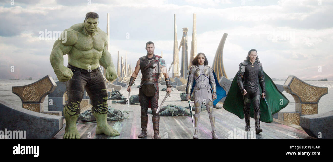 THOR: RAGNAROK, from left: Mark Ruffalo as Hulk, Chris Hemsworth as ...