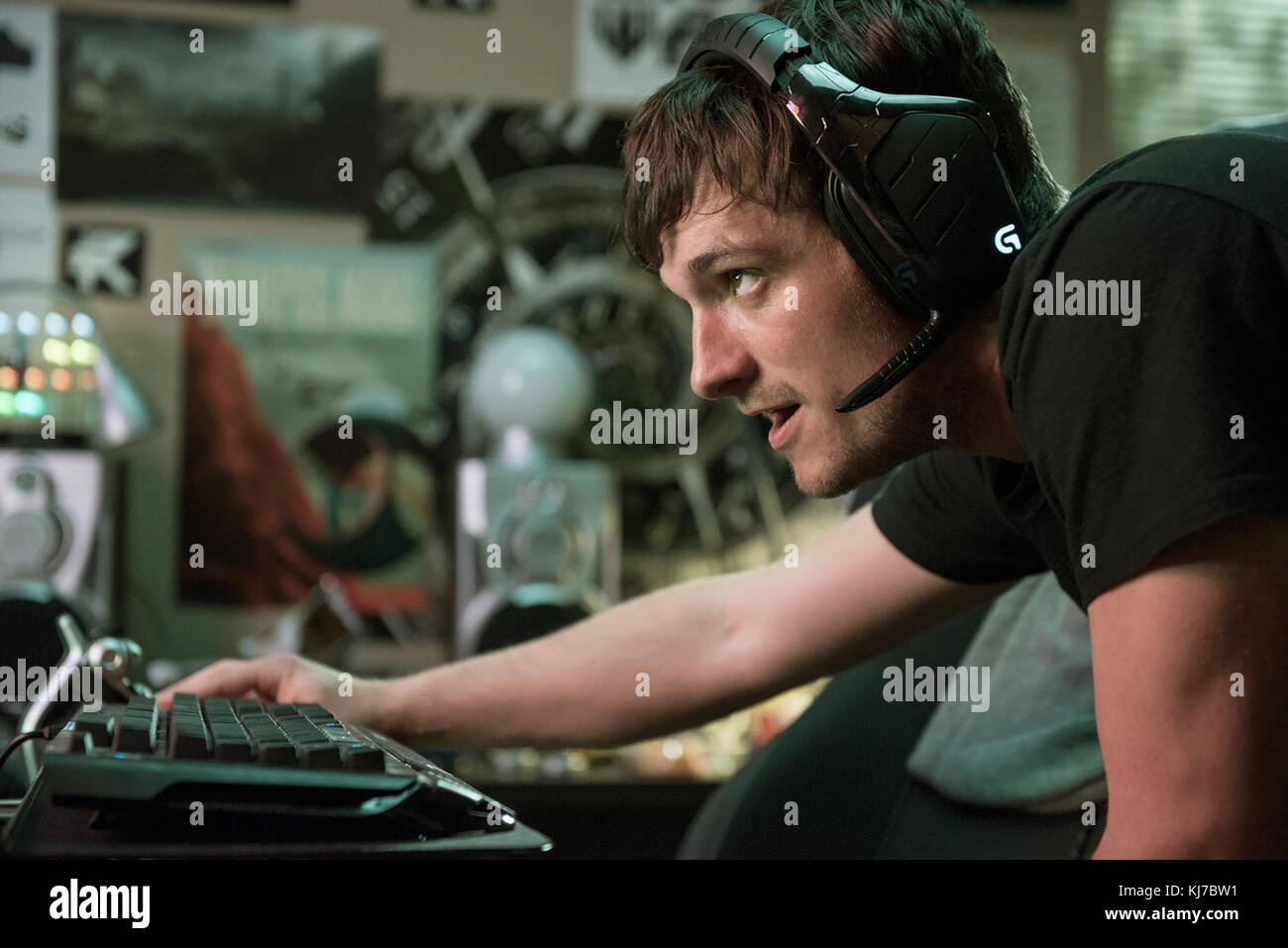 FUTURE MAN, Josh Hutcherson, 'Pilot', (Season 1, ep. 101, airs Nov. 14 ...