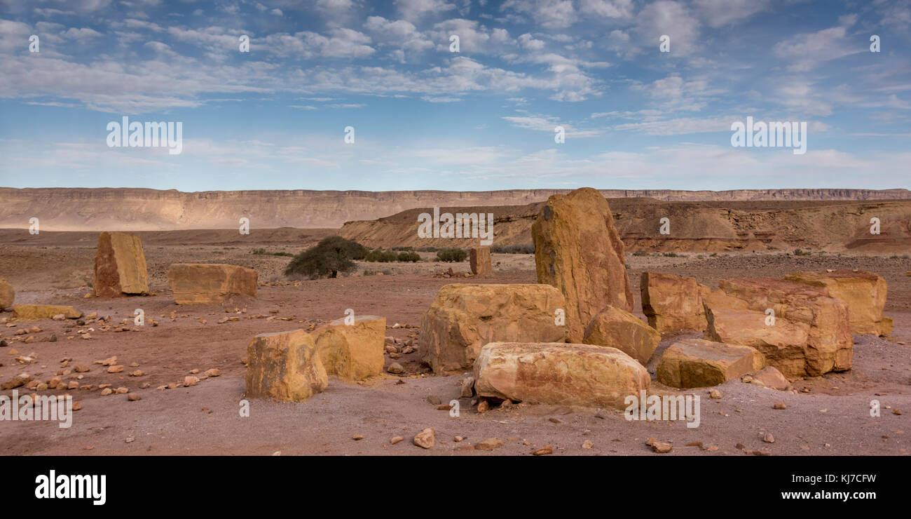 Rock formations in desert, Makhtesh Ramon, Negev Desert, Israel Stock ...