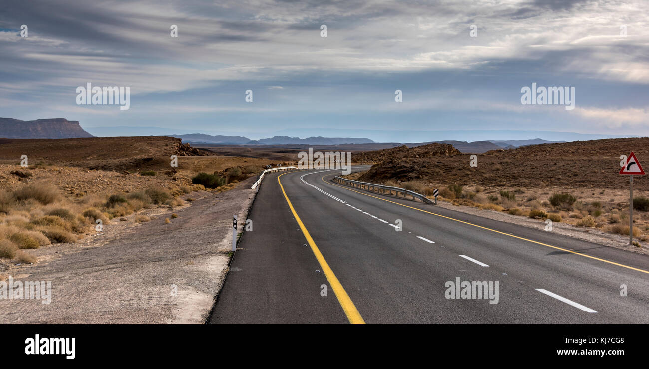 Road passing through desert, Makhtesh Ramon, Negev Desert, Israel Stock ...
