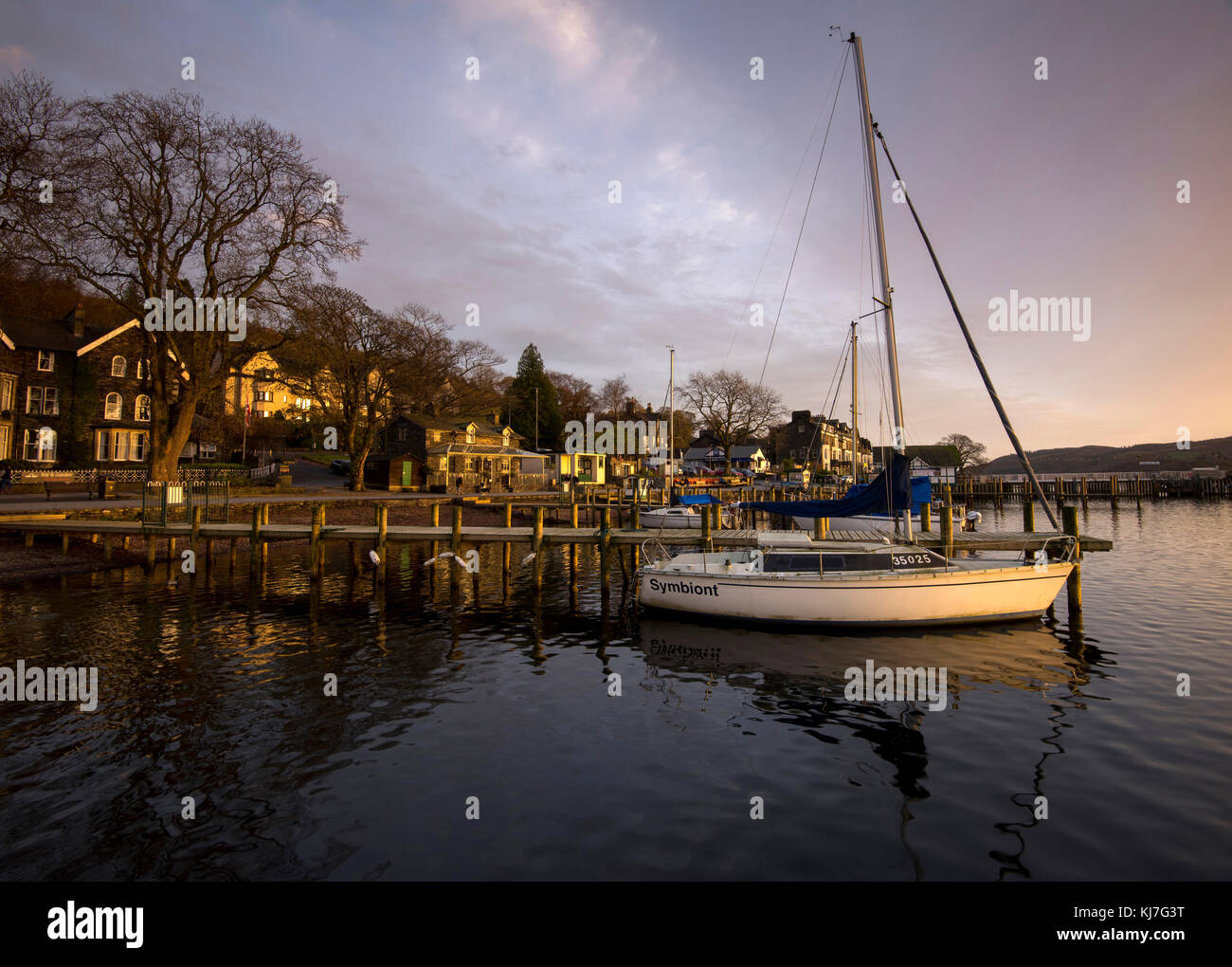 Sunset at Waterhead Pier on Lake Windermere near Ambleside, Cumbria ...
