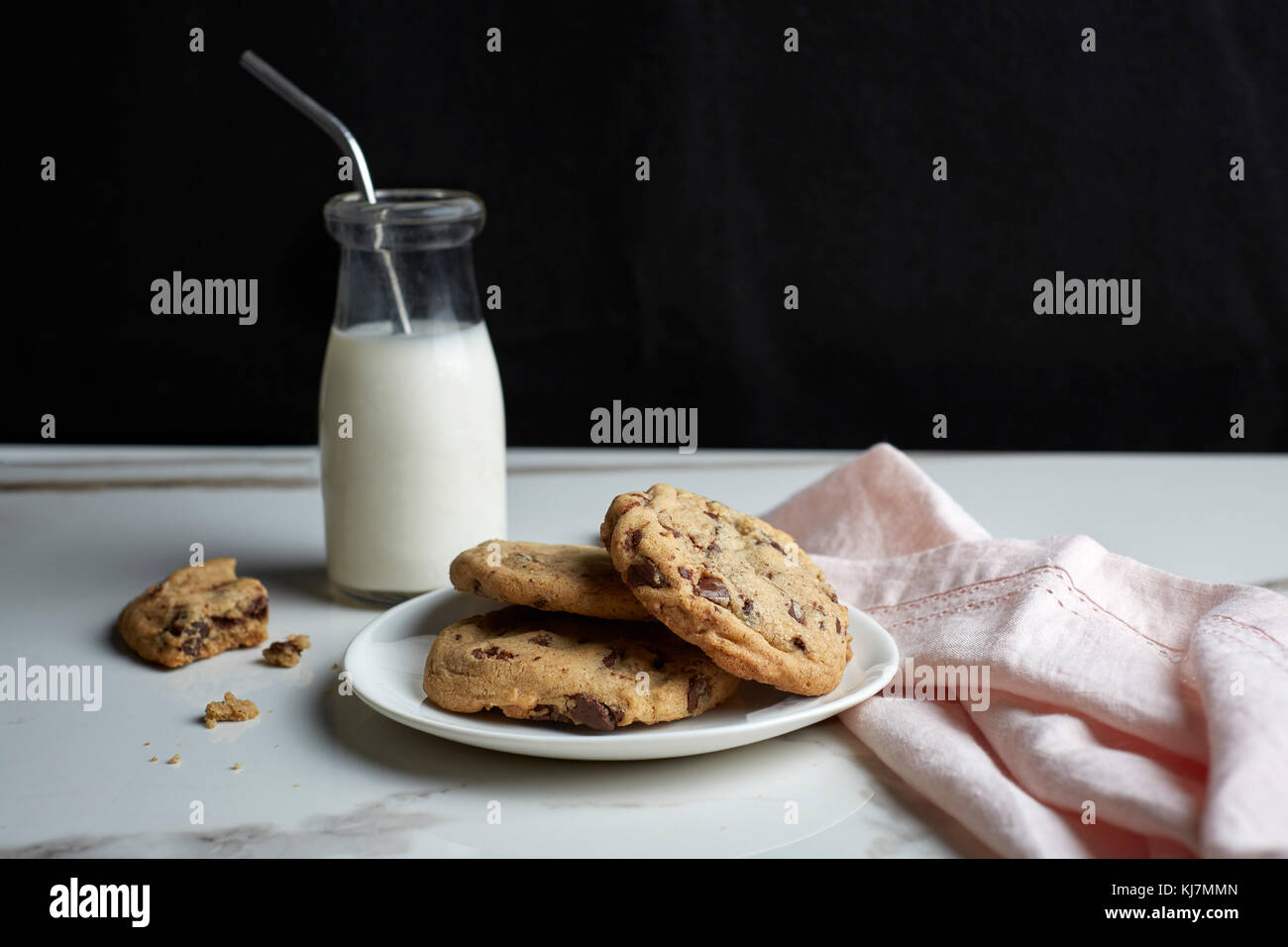 Chocolate chip cookies and milk Stock Photo - Alamy