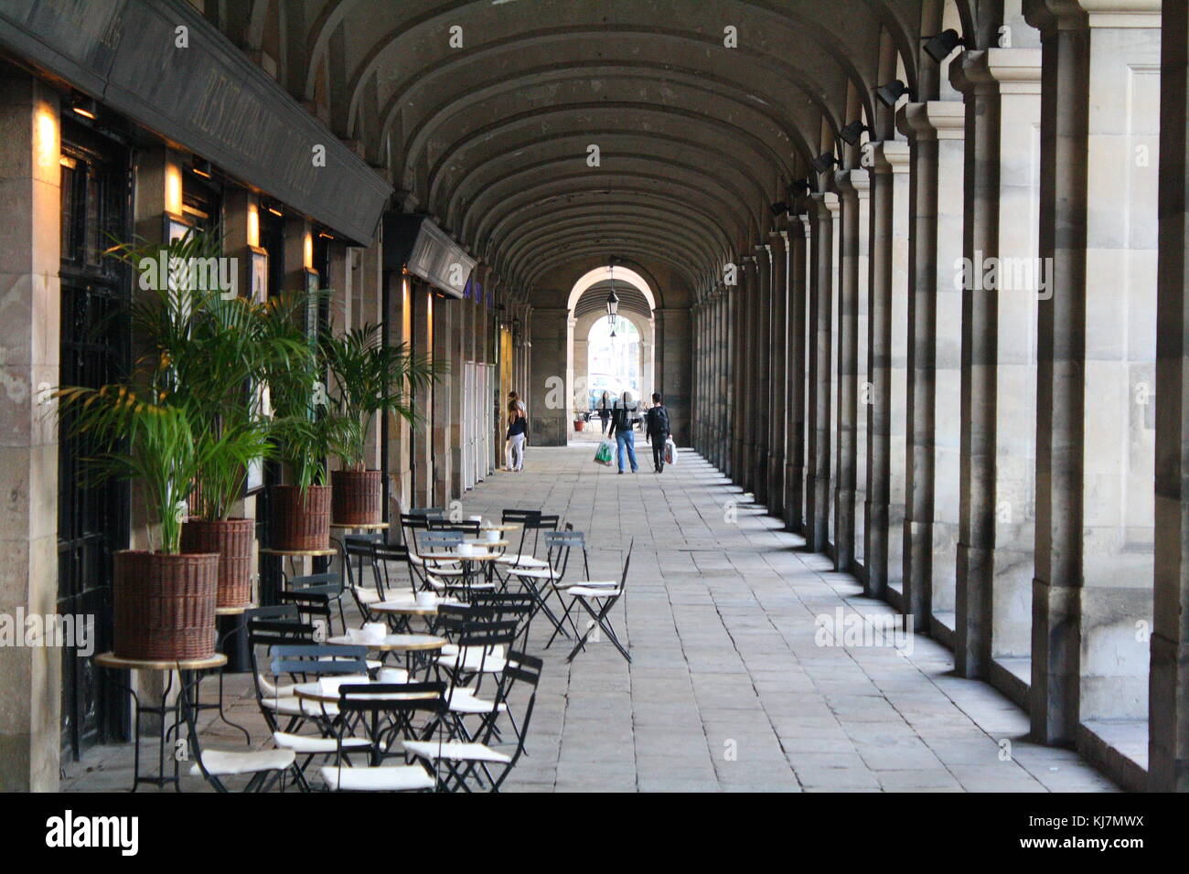 Arches and a small cafe with tables in Barcelona Stock Photo - Alamy