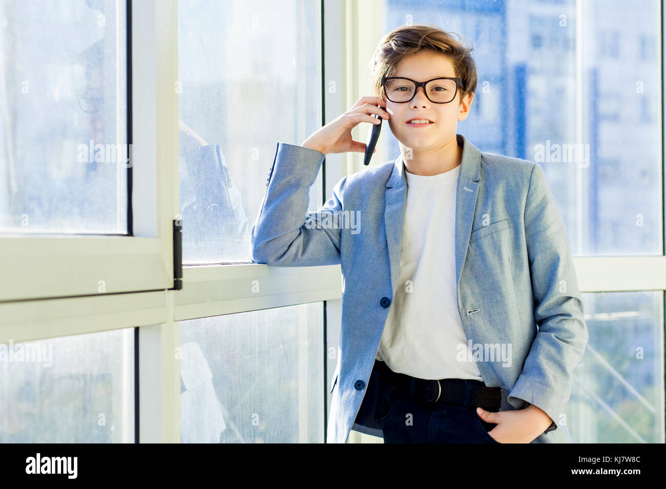 Teen boy with mobile phone hi-res stock photography and images - Alamy