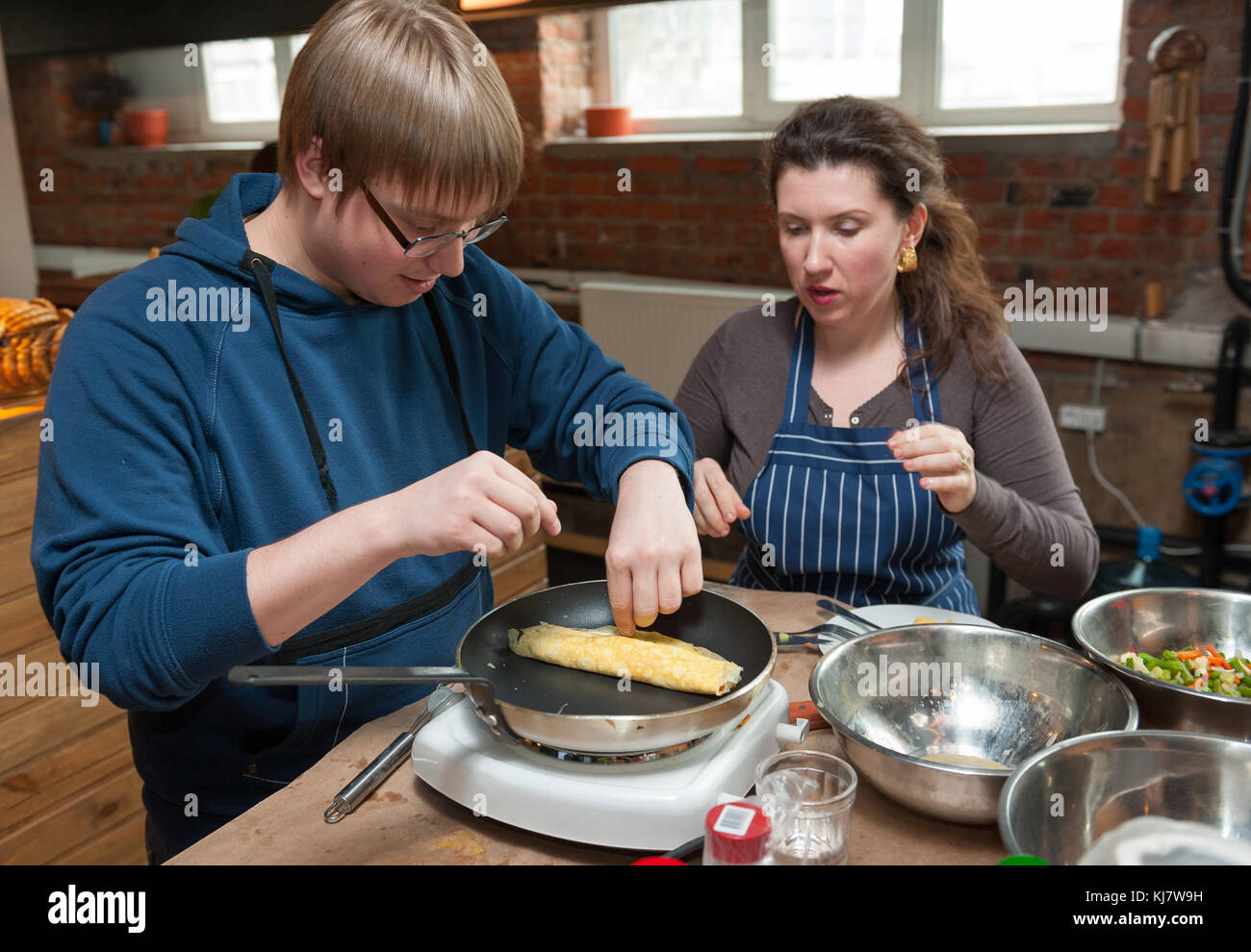 Team cooking class hi-res stock photography and images - Alamy