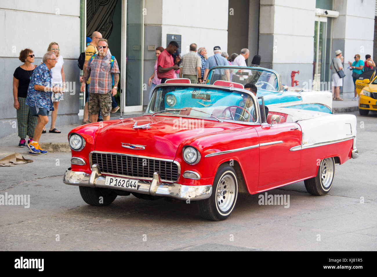 Vintage car street scene hi-res stock photography and images - Alamy