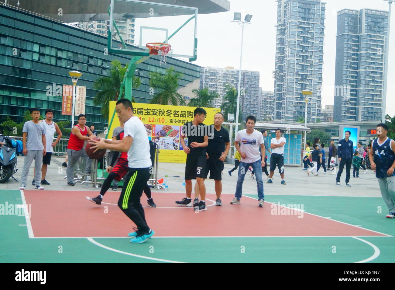 On weekends, young people go to work on the basketball court to relax ...
