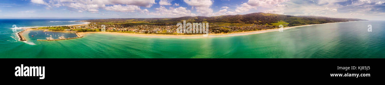 Wide coastal line around Apollo bay regional town on Great Ocean road ...