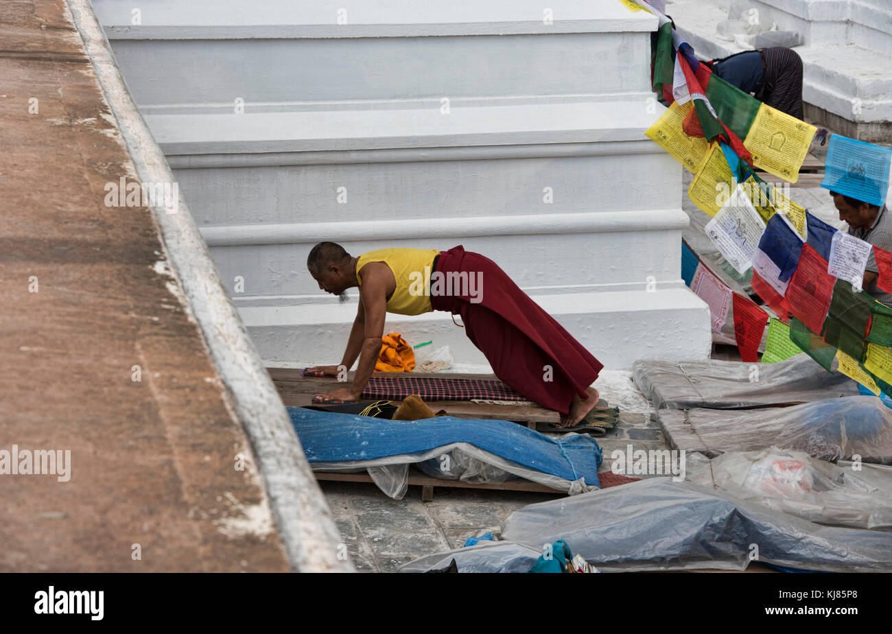 Tibetan monk prostrating, Boudhanath, Kathmandu, Nepal Stock Photo - Alamy