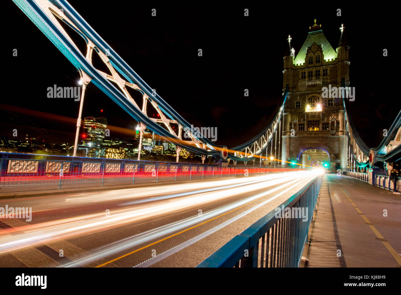 The famous iconic landmark touristTower Bridge crossing the river ...