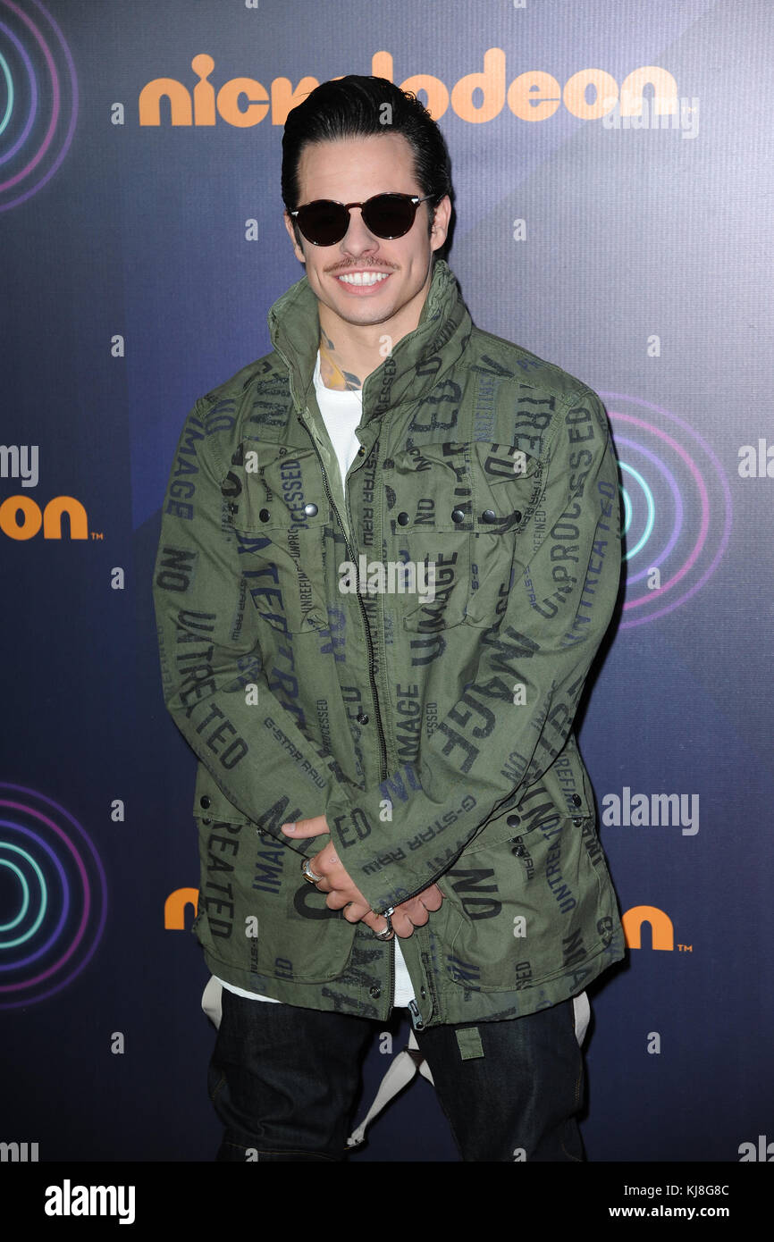 NEW YORK, NY - NOVEMBER 11: Casper Smart attends the Nickelodeon Halo ...