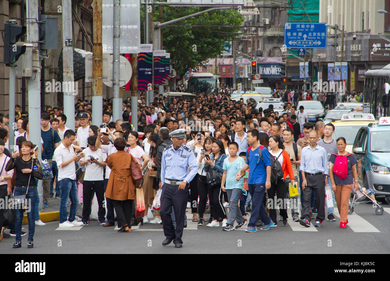 People walk down Nanjing Road in Shanghai, China Stock Photo - Alamy