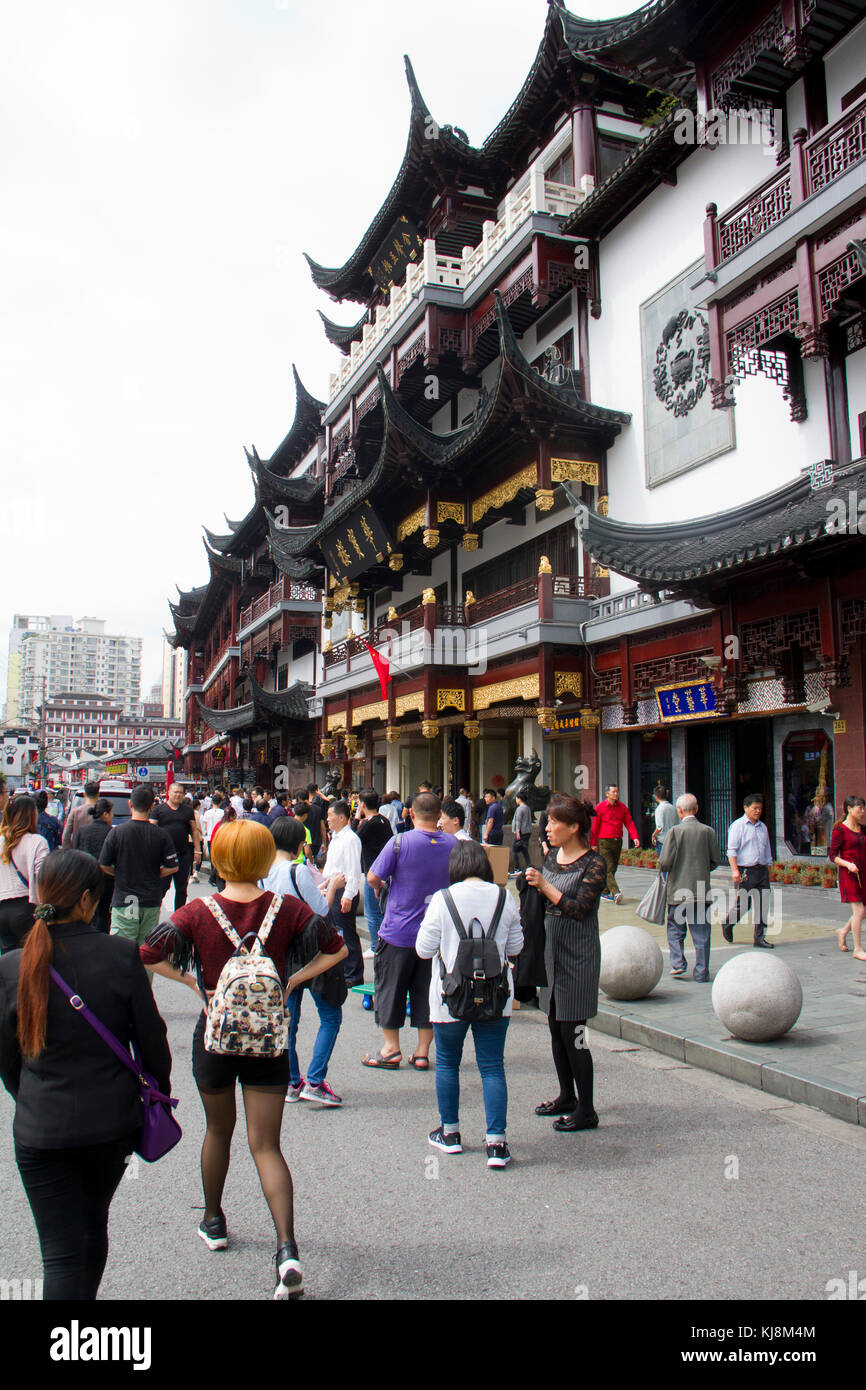 People walk through the Yuyuan Gardens section of Shanghai, China Stock ...