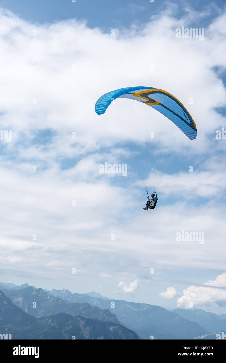 Man paragliding on Hoher Dachstein mountains Stock Photo - Alamy