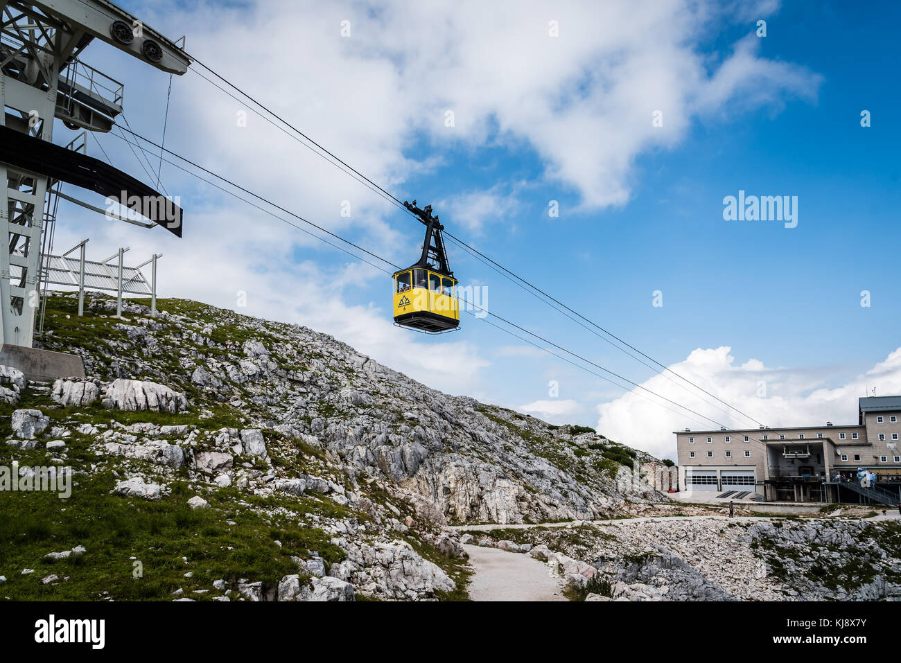 Yellow cable car and station in the mountains Stock Photo - Alamy