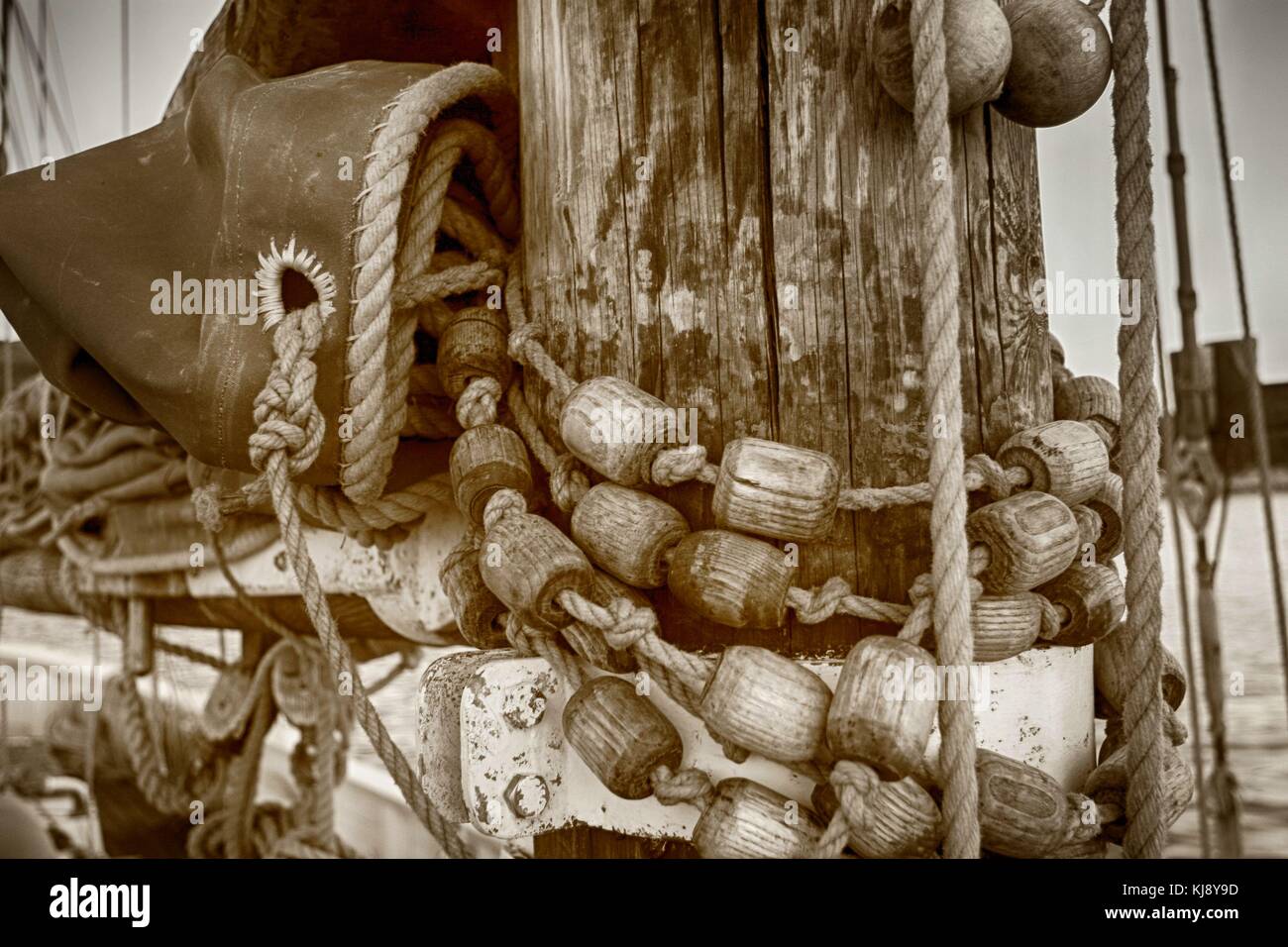 Old fashioned ship boat rigging hi-res stock photography and images - Alamy