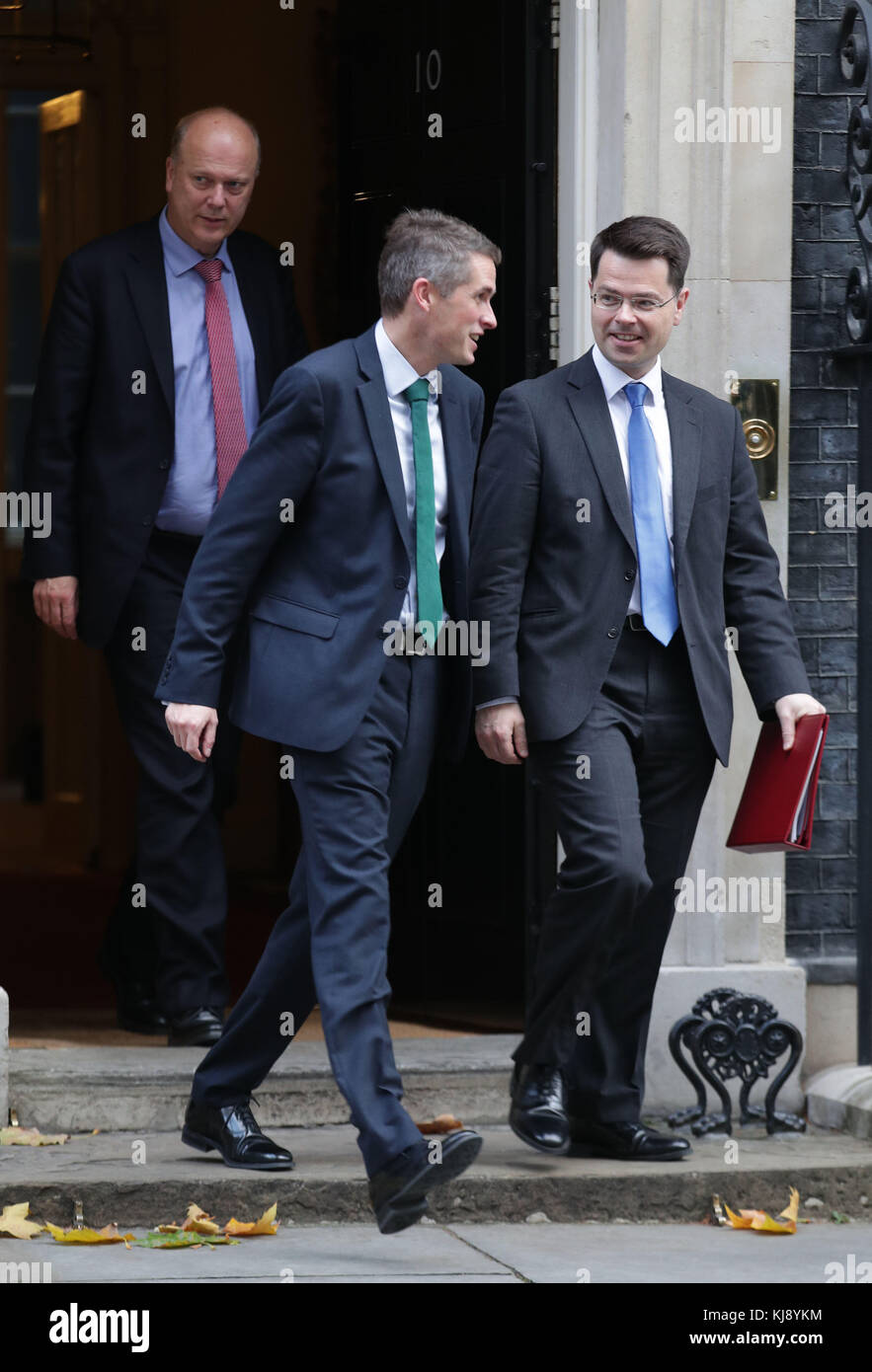 Defence secretary gavin williamson leaving hi-res stock photography and ...