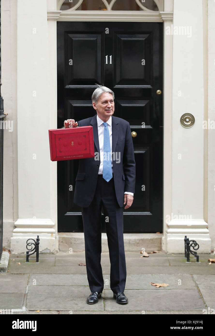 Chancellor Philip Hammond holding his red ministerial box outside 11 ...