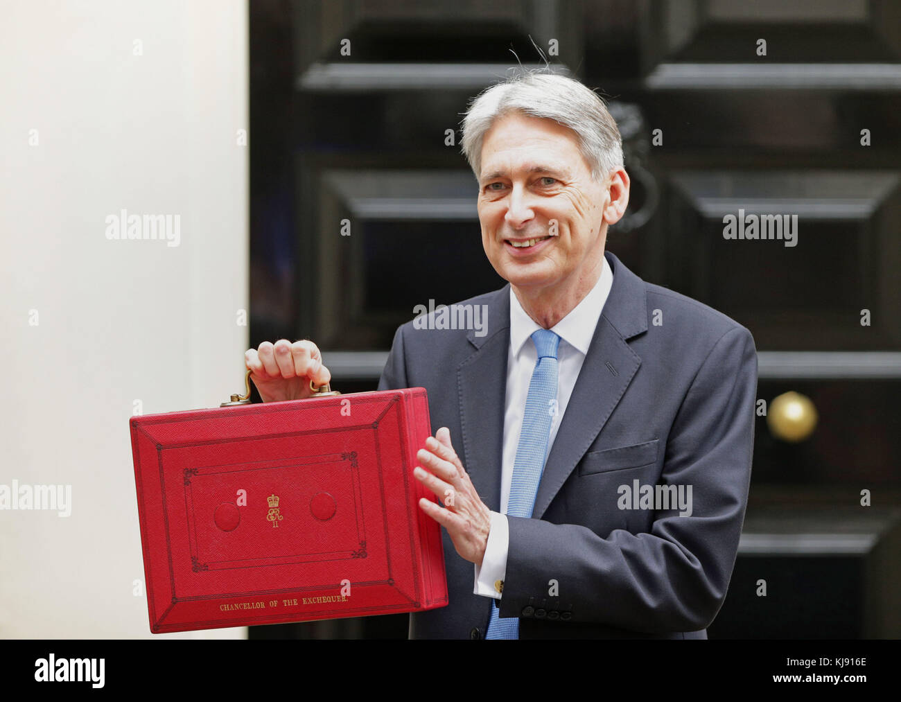 Chancellor Philip Hammond holding his red ministerial box outside 11 ...