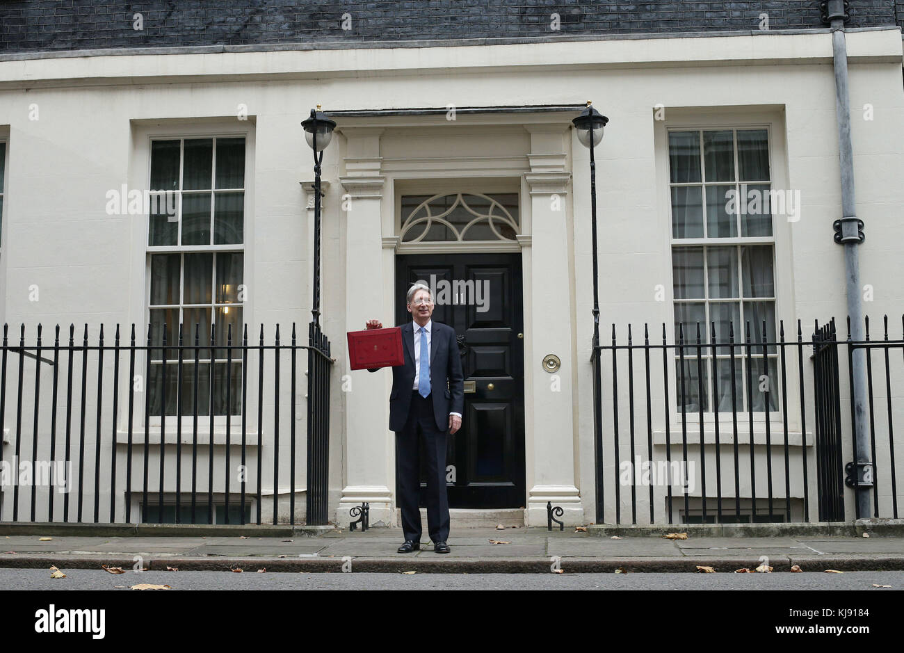 Chancellor Philip Hammond holding his red ministerial box outside 11 ...
