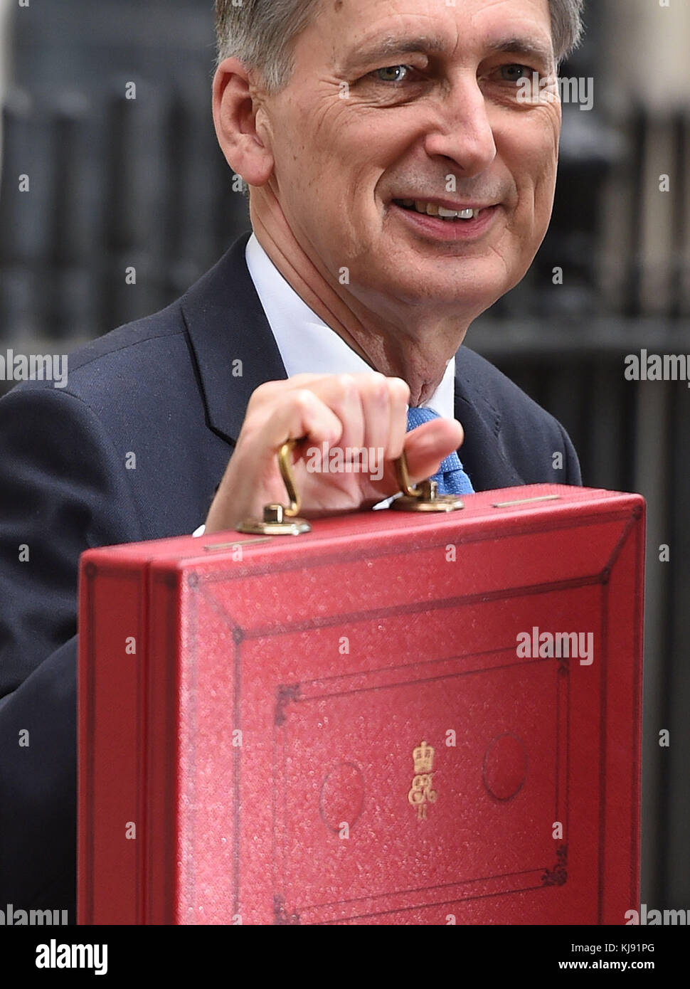 Chancellor Philip Hammond holding his red ministerial box outside 11 ...