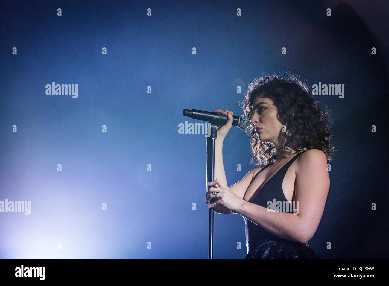 Lorde guitarist hi-res stock photography and images - Alamy