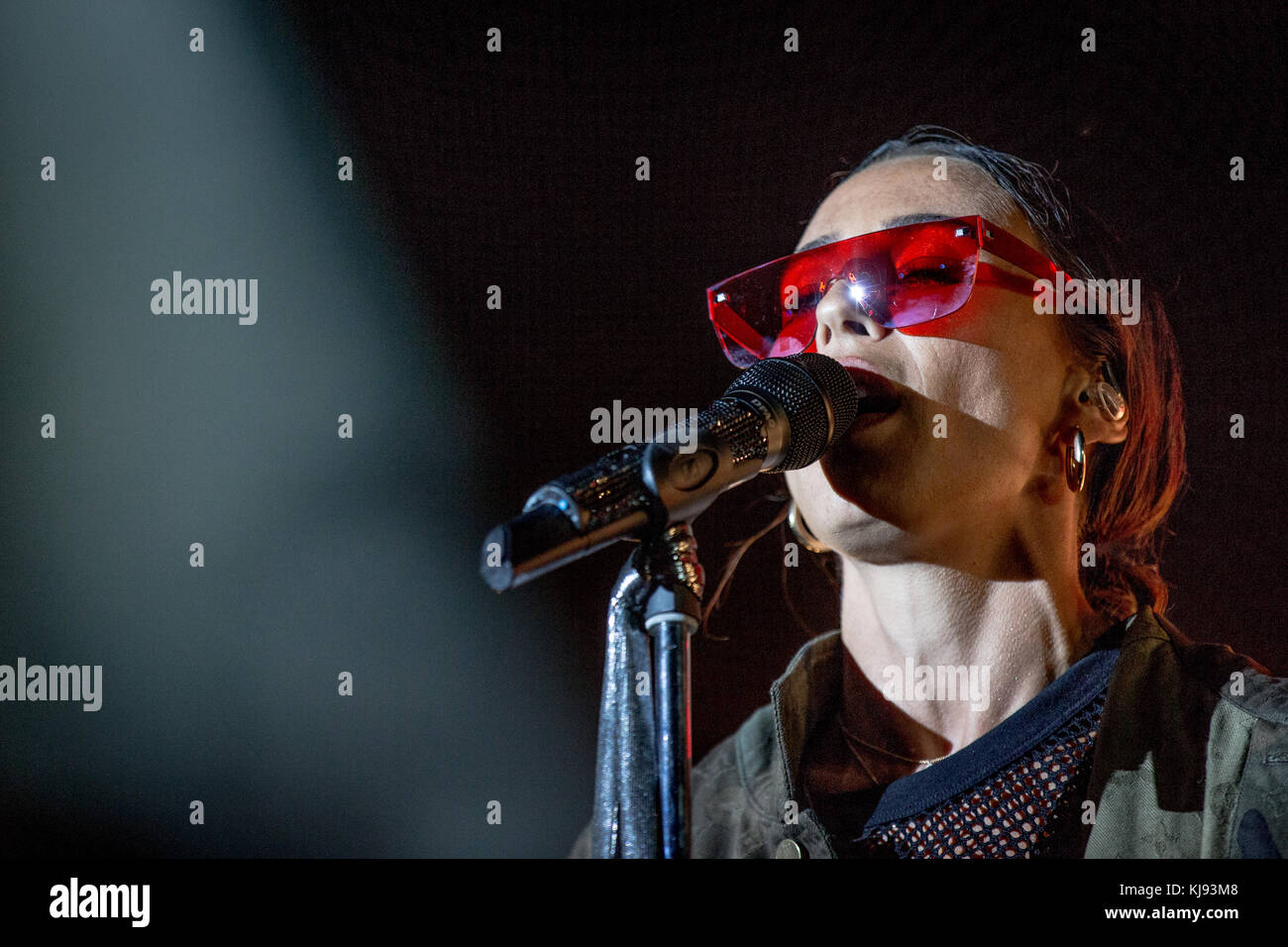 Oona singer hi-res stock photography and images - Alamy