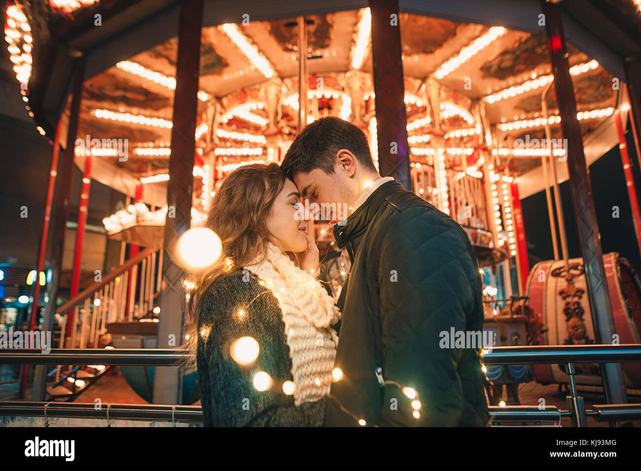 Romantic couple kissing night hi-res stock photography and images - Alamy