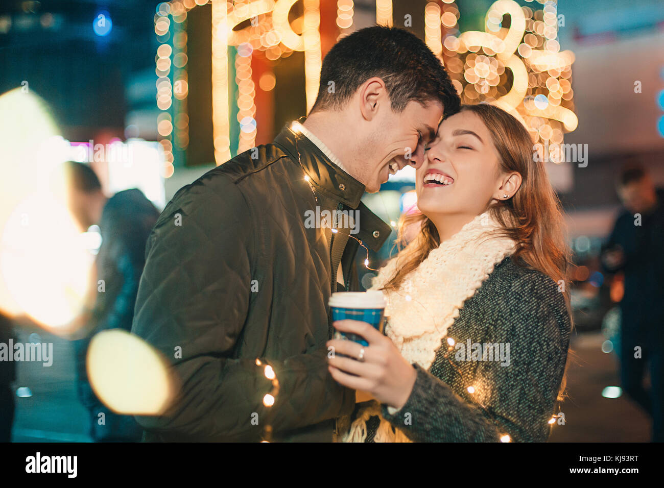 Romantic couple kissing night hi-res stock photography and images - Alamy