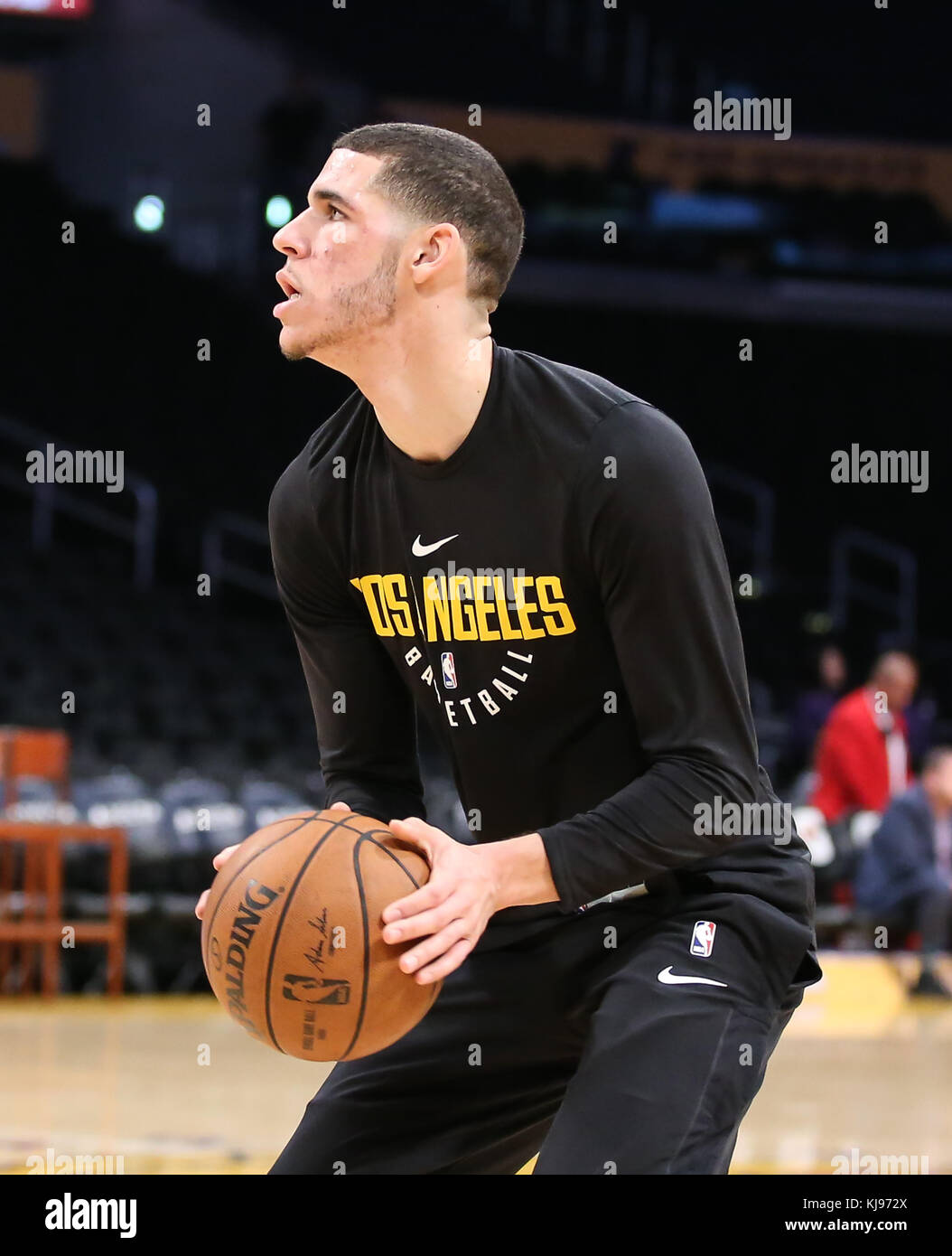 Los Angeles, CA, USA. 21st Nov, 2017. Los Angeles Lakers guard Lonzo ...