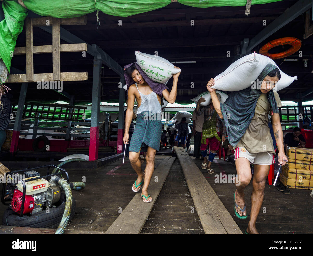 Yangon, Yangon Region, Myanmar. 22nd Nov, 2017. Stevedores unload a ...