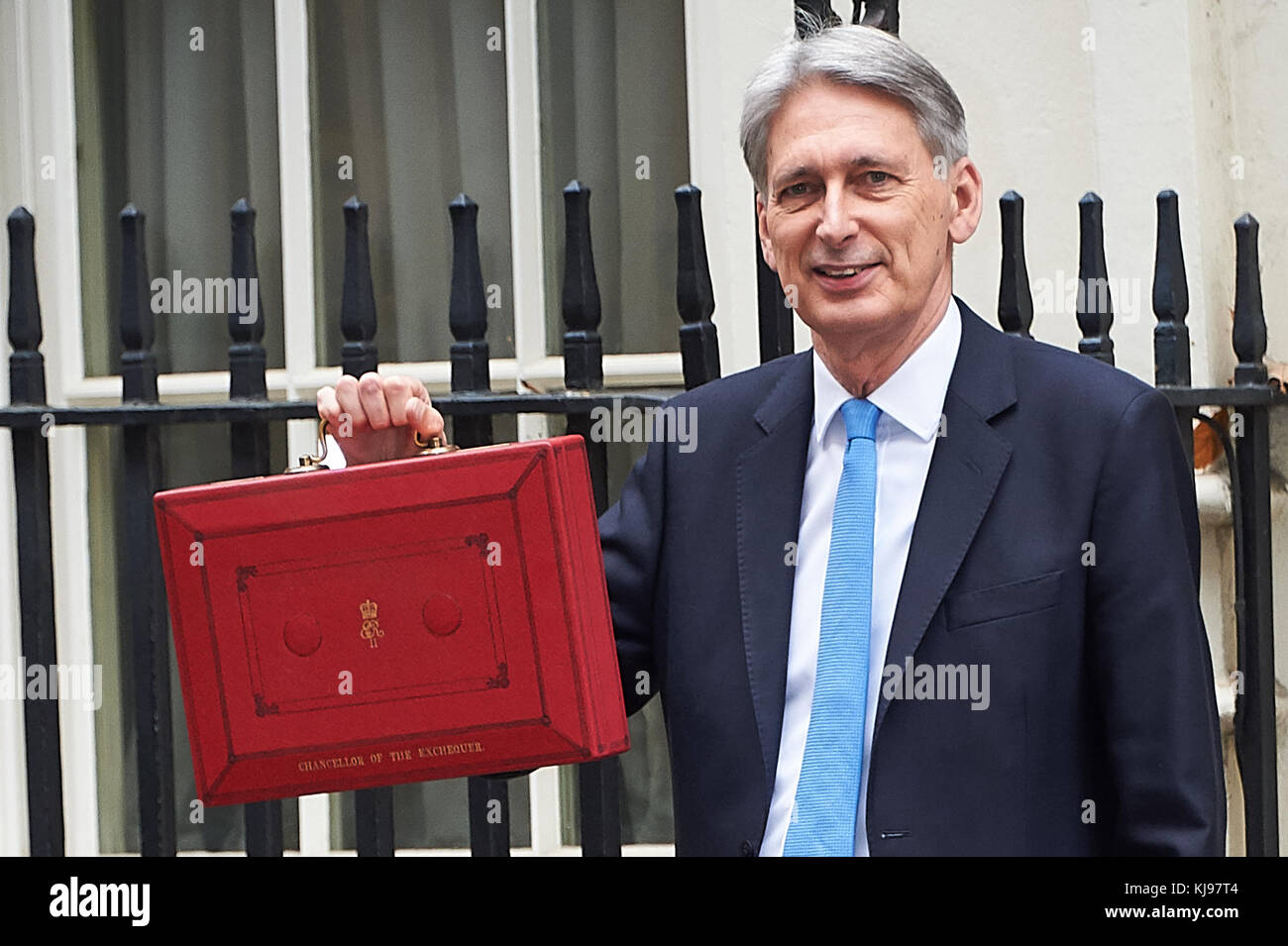 Philip Hammond outside number 11 Downing Street showing the red box to ...